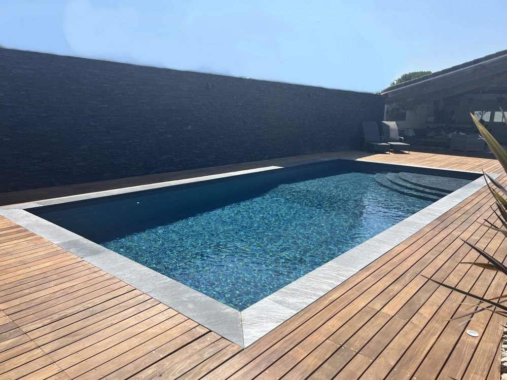 Piscine PVC Armé esprit Pierre de Bali | ATOLL PISCINES